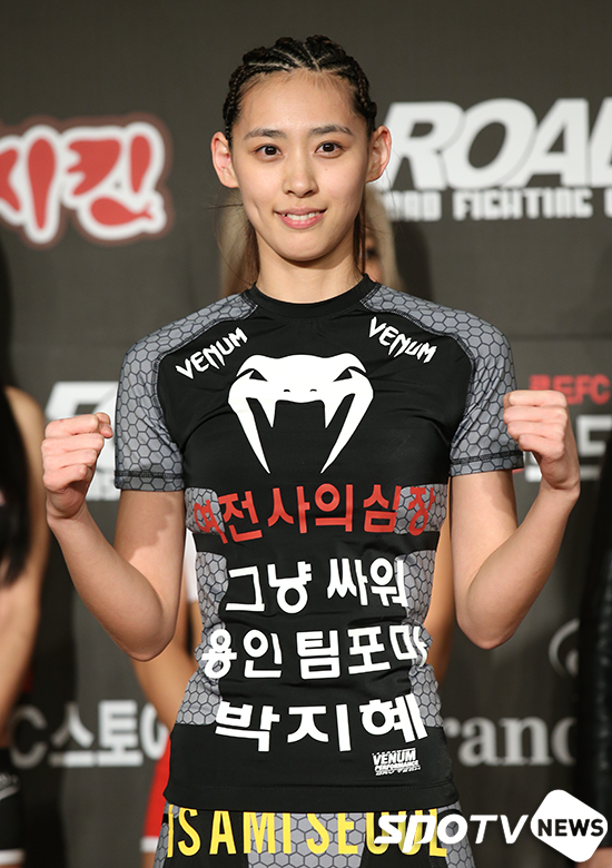 '미녀 파이터' 박지혜, 로드FC 데뷔전에서 2R TKO 승
