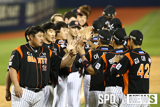 [포토S] 승리 하이파이브 나누는 롯데 선수들