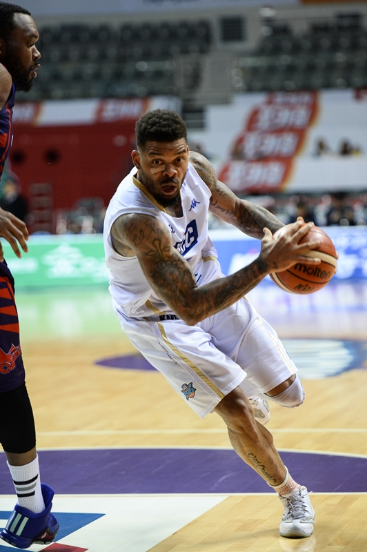 '팀 6년 만에' KCC 에밋, KBL 5R MVP