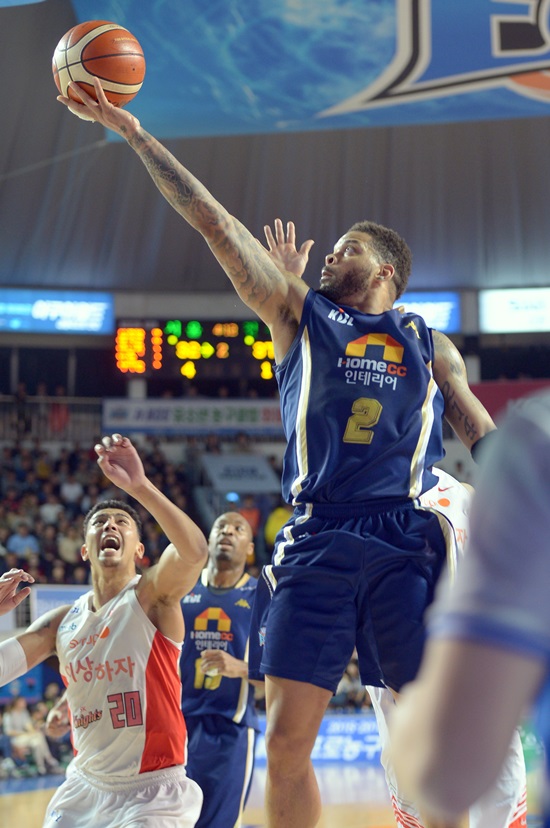 '에밋 40득점' KCC, SK 추격 뿌리치고 11연승