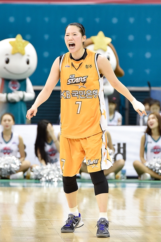 [WKBL]PO 전초전…KB국민은행, KEB하나은행에 승리