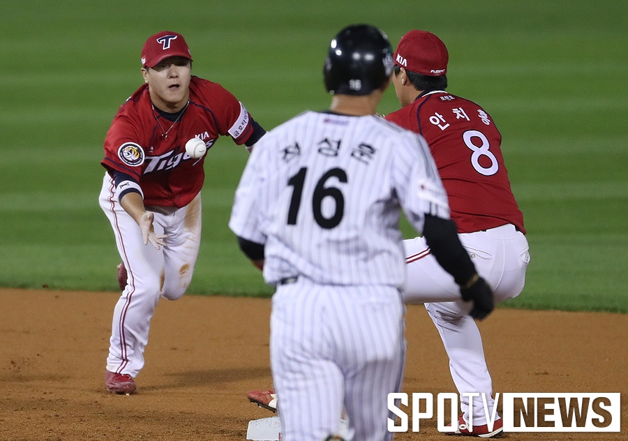 [KBO WC1] 뜬공 수비는 '옥에 티', KIA 승리 이끈 김선빈의 '명품 수비'