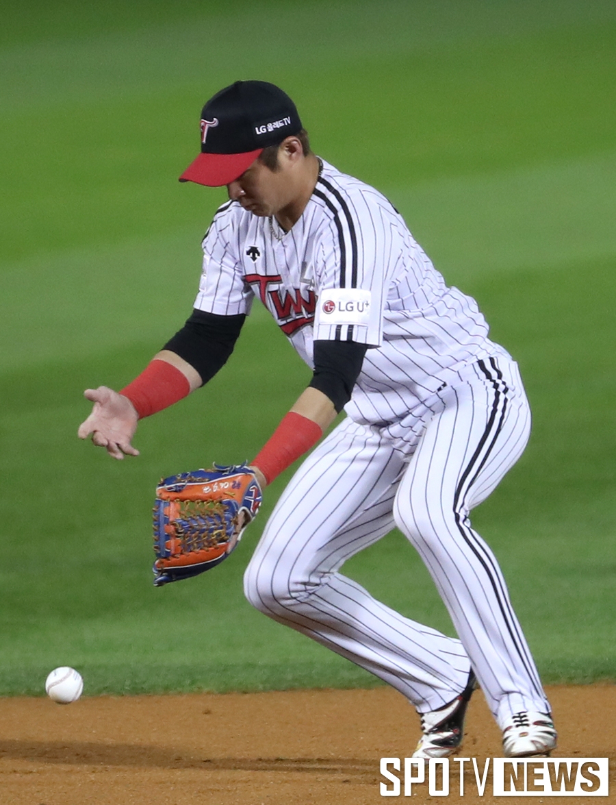 [KBO WC1] '믿는 구석' 내야 수비에 발목 잡힌 LG