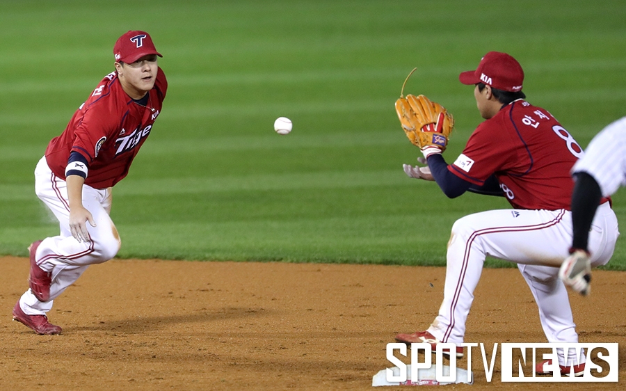[KBO WC1 영상] 승부를 결정 지은 두 팀 유격수의 결정적 순간