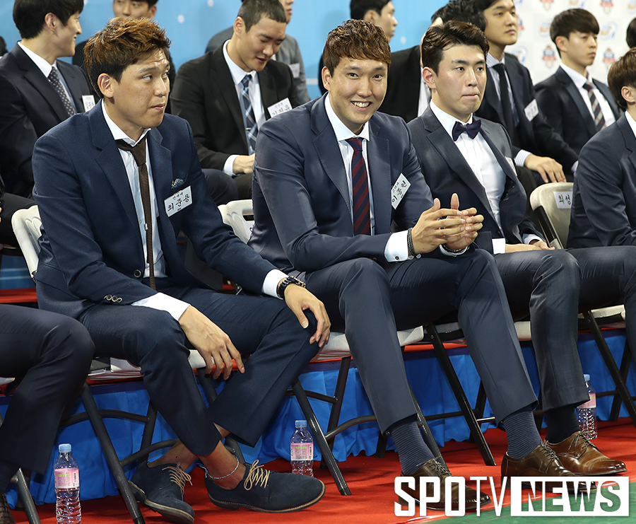 [포토S] 이종현, '나홀로 여유로운 미소'