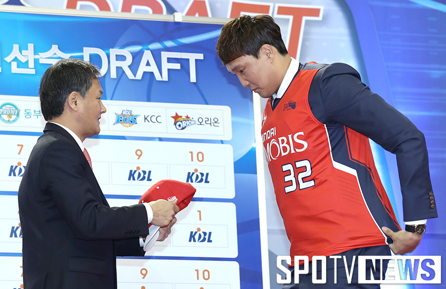 [포토S] 모비스 유니폼 입는 고려대 이종현