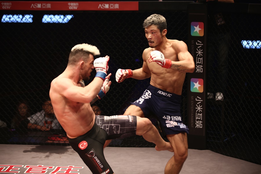 [로드 FC] 최무겸, 타이틀 3차 방어…아오르꺼러 1R TKO승 (종합)