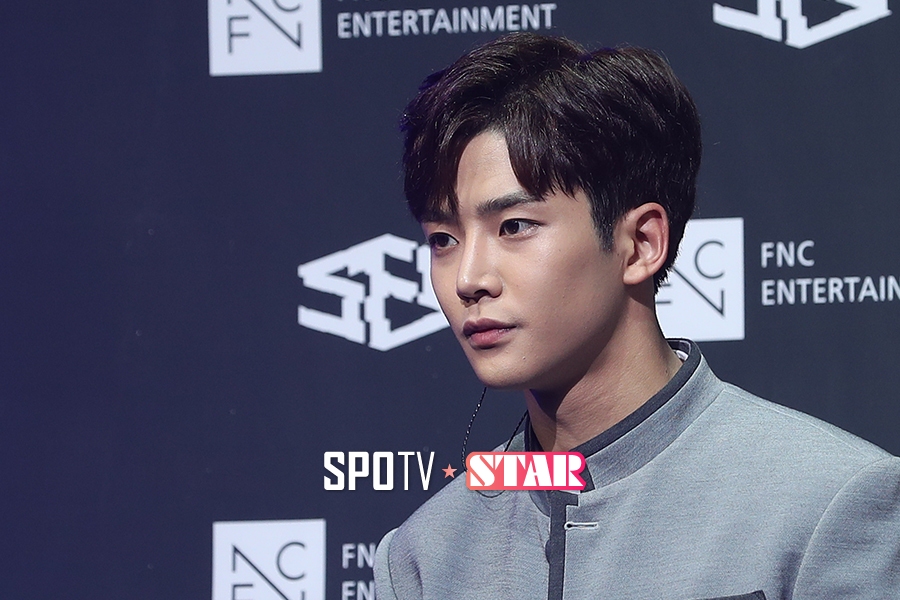 [포토S] SF9 로운, '만화책 찢고 나왔네'