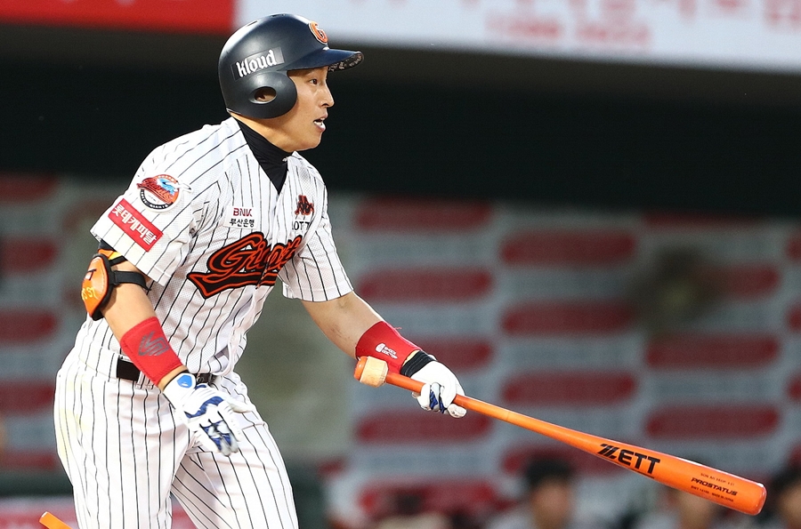 '첫 20홈런-20도루'롯데 손아섭, KBO 리그 8월 MVP 선정
