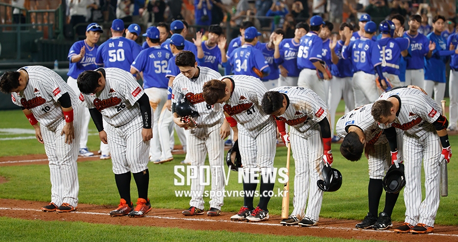 [포토S] 롯데 자이언츠, '내일은 승리할게요'