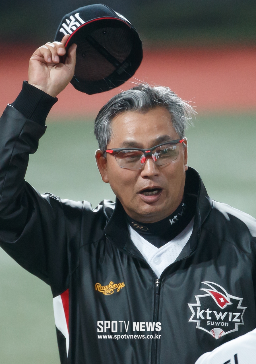 [SPO 톡] kt 김진욱 감독 "타자들 끈질긴 대결 칭찬한다"
