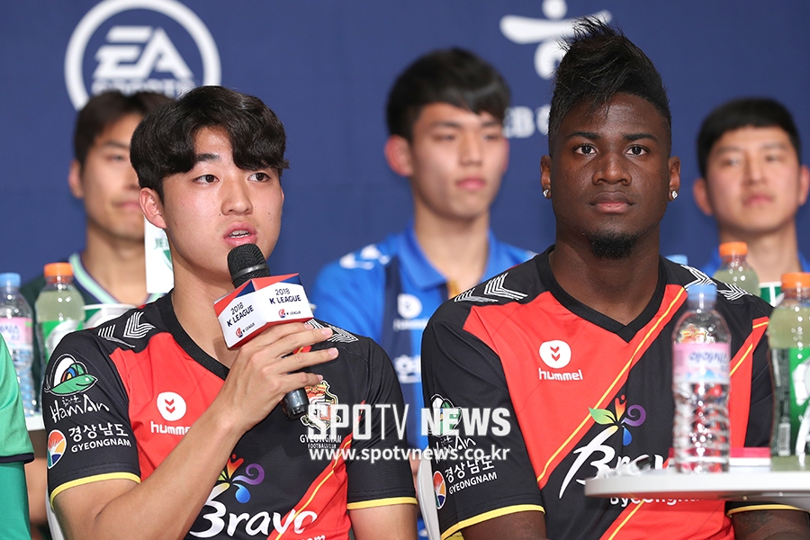 [포토S] 김준범, "말컹과 호흡 좋다"