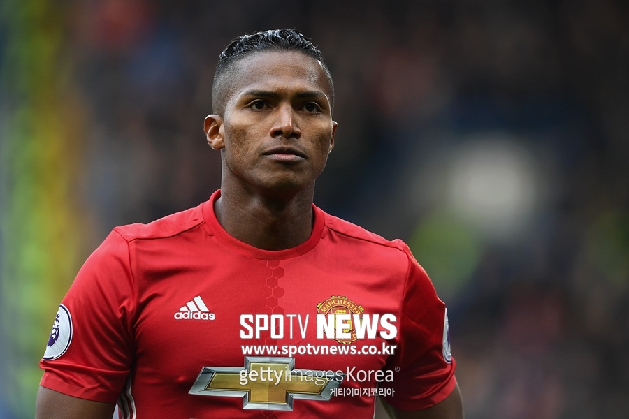 [EPL ISSUE] '맨유 캡틴' 발렌시아, 무리뉴 OUT에 '좋아요'