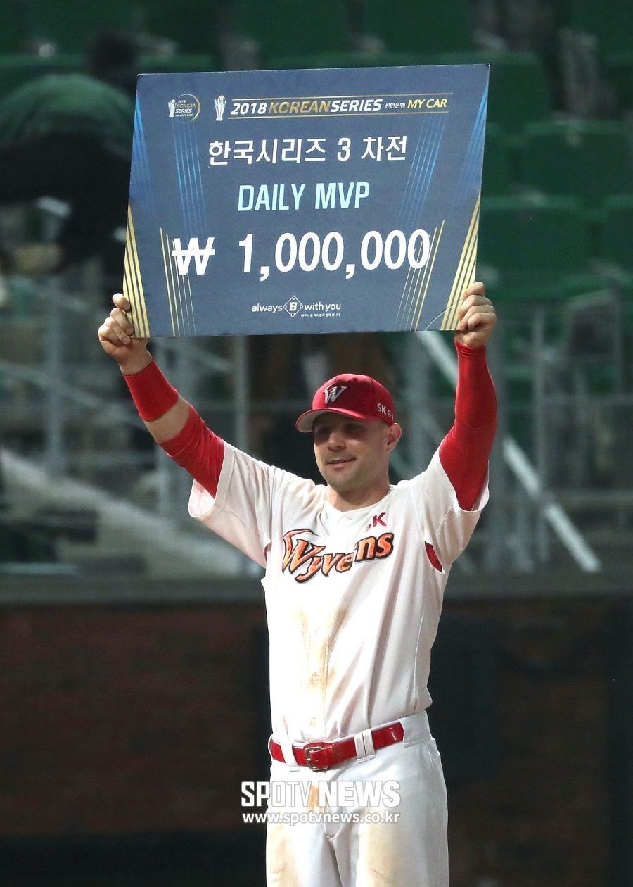 [SPO 톡] '2홈런 MVP' 로맥, "홈팬들 응원에 마음 편안해"(일문일답)