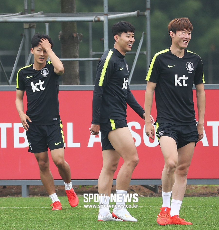 [스토리S] 눈물 흘렸던 손흥민, 해맑게 웃으며 대표팀 훈련! (영상화보)