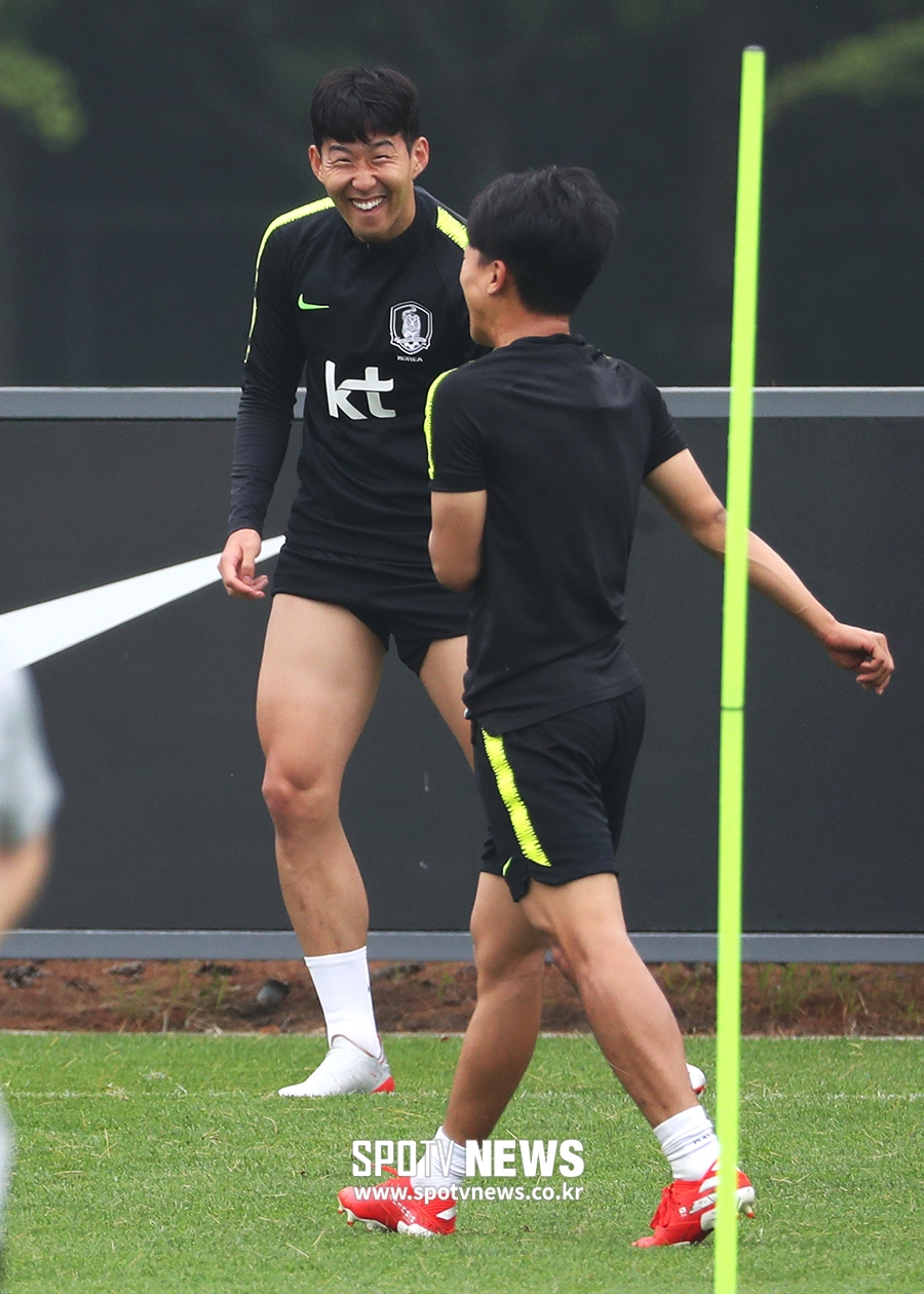 [스토리S] 눈물 흘렸던 손흥민, 해맑게 웃으며 대표팀 훈련! (영상화보)