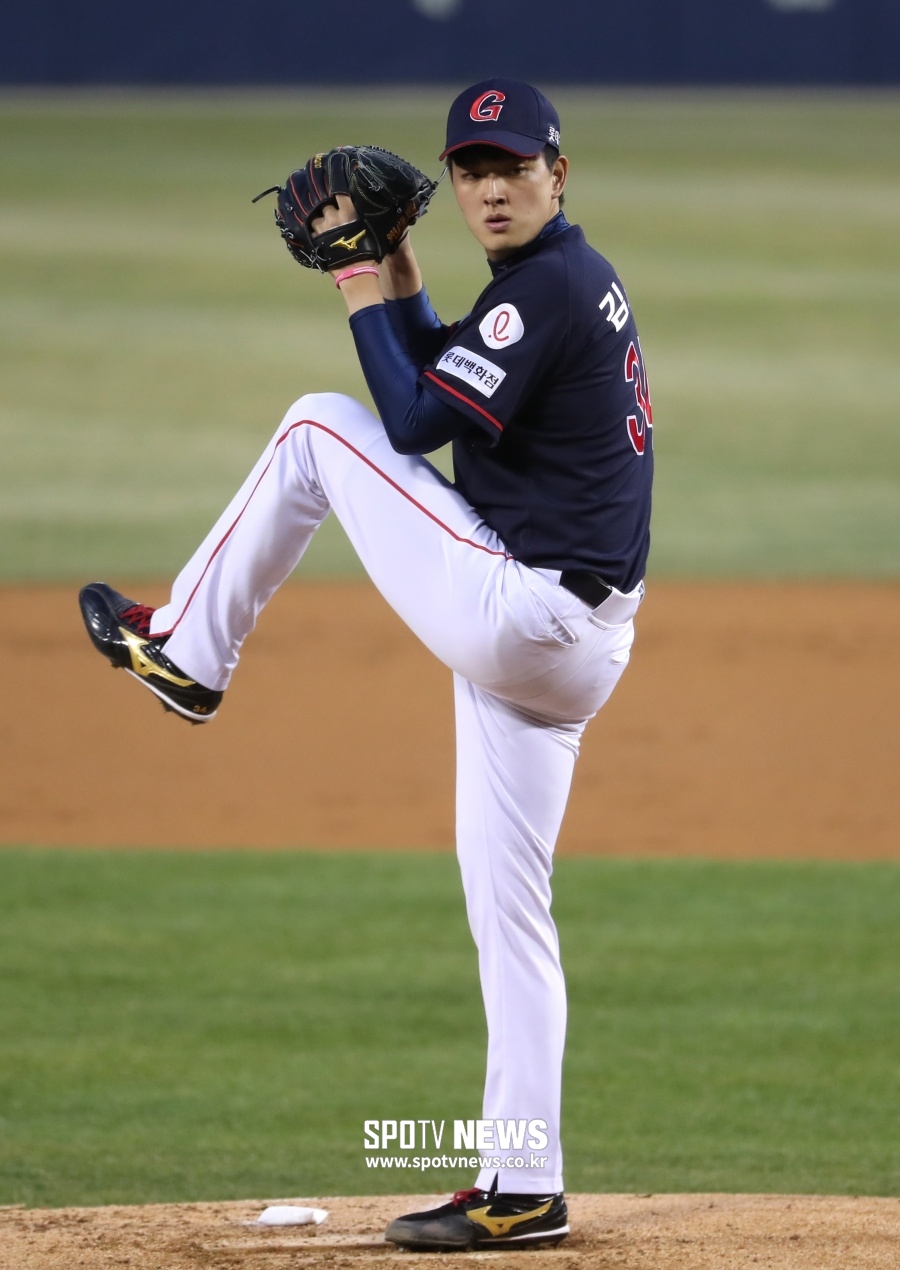 [스포츠타임 현장] 공필성 대행 "불펜 전환 김원중, 1이닝 투구부터"