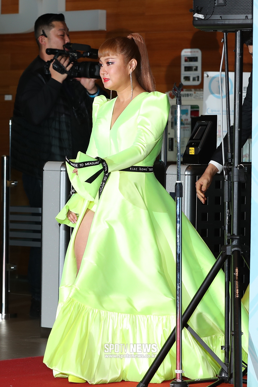[포토S] 박나래, 시선 사로잡는 형광 드레스!