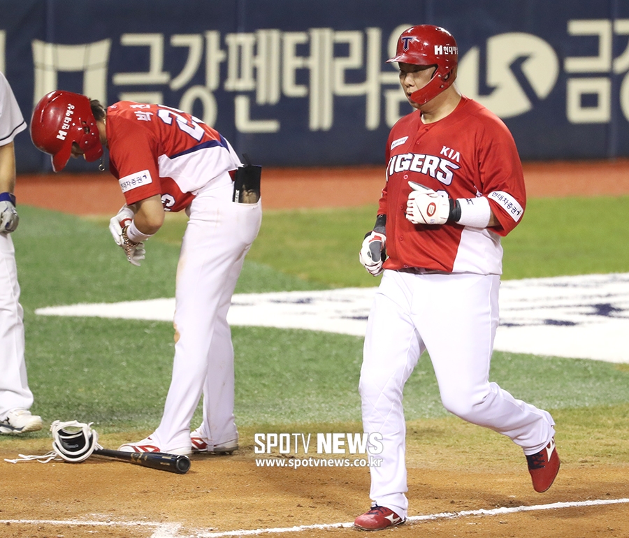 [포토S] 나지완, 밀어내기 득점