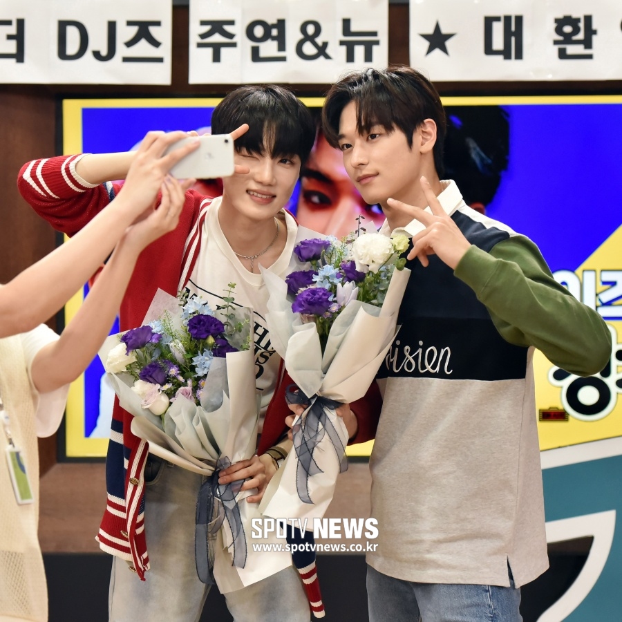 [포토]더보이즈 뉴-주연 'EBS 경청 DJ 첫 날, 사진으로 남겨놔야죠'