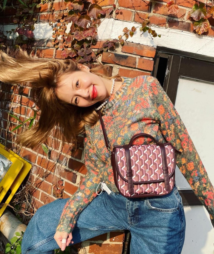 현아, ♥던 없이 외출할 때가 다있네…"엄마가 찍어준 사진♥"