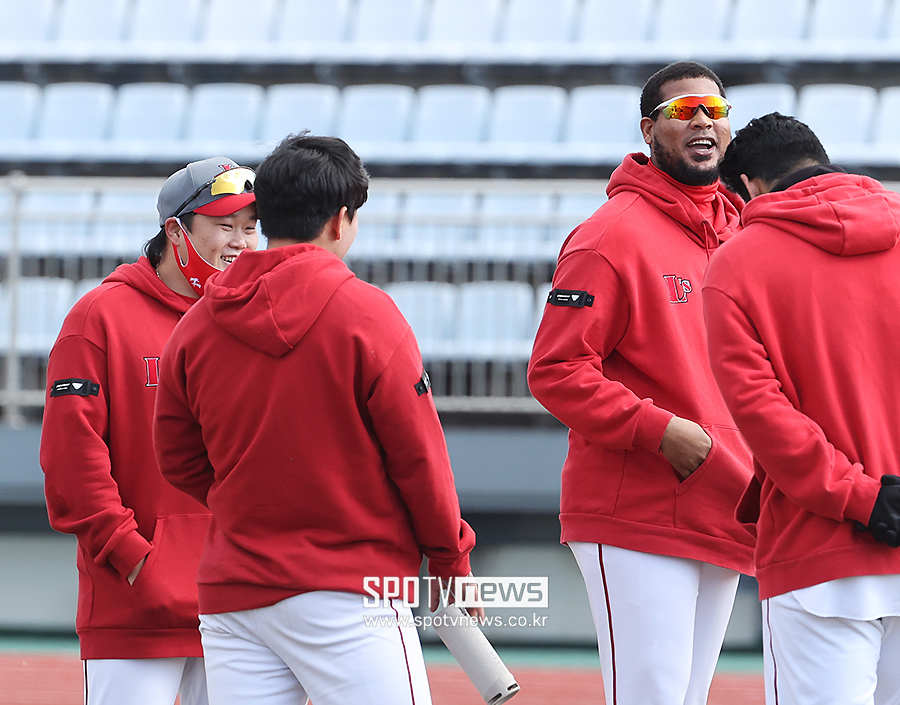 SSG에 연착륙한 'ML 90승 투수'…긍정 에너지 전파하는 '분위기 메이커'