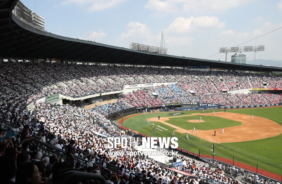 [오피셜] KBO, 22일부터 전 구장 육성응원·팬서비스 허용…고척돔 취식은 25일부터