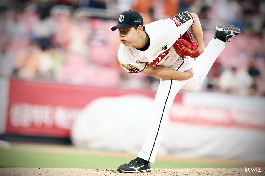 [수원 게임노트] ‘소형준 호투 12승+타선 대폭발’ kt, SSG에 또 일격… 5연승 질주