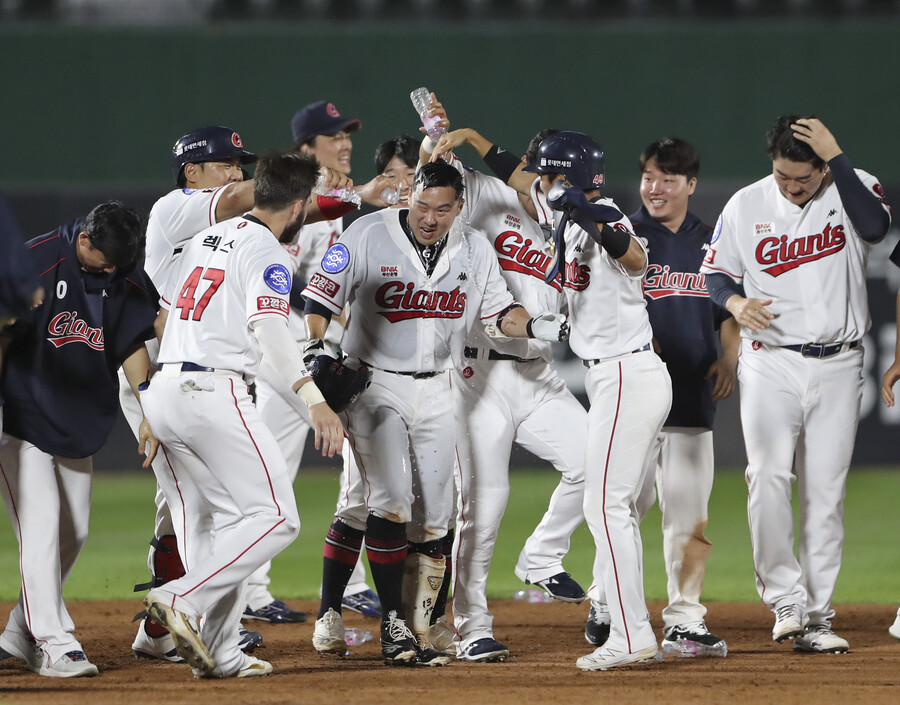 ‘4-8→9-8’ 롯데 9회 대역전승의 비결… “다들 눈빛을 보면 알잖아”