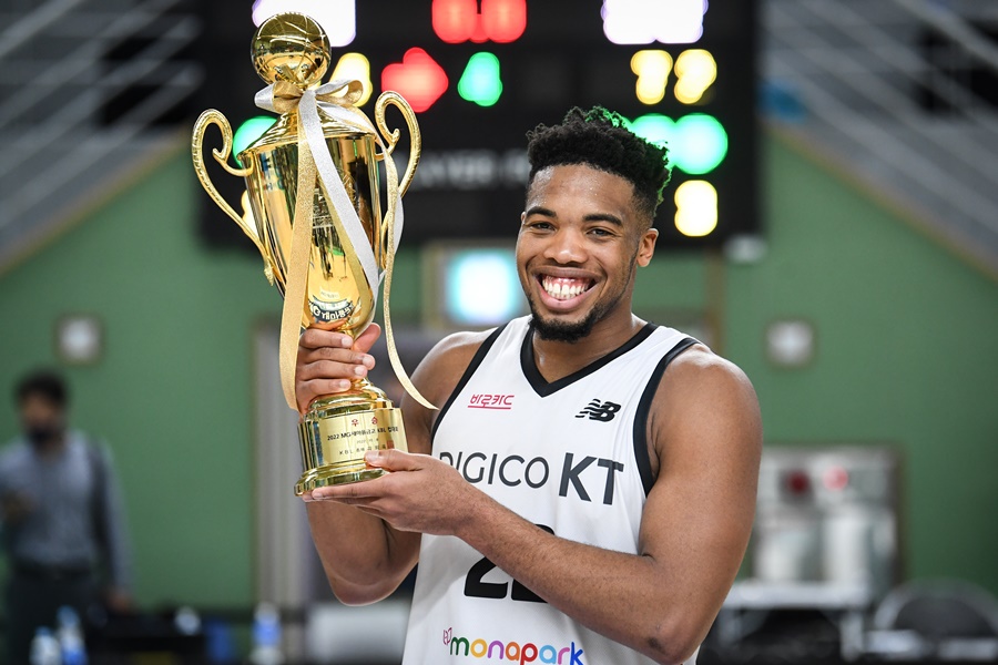 [컵대회 REVIEW] KT, 현대모비스에 극적인 뒤집기로 우승…MVP는 아노시케