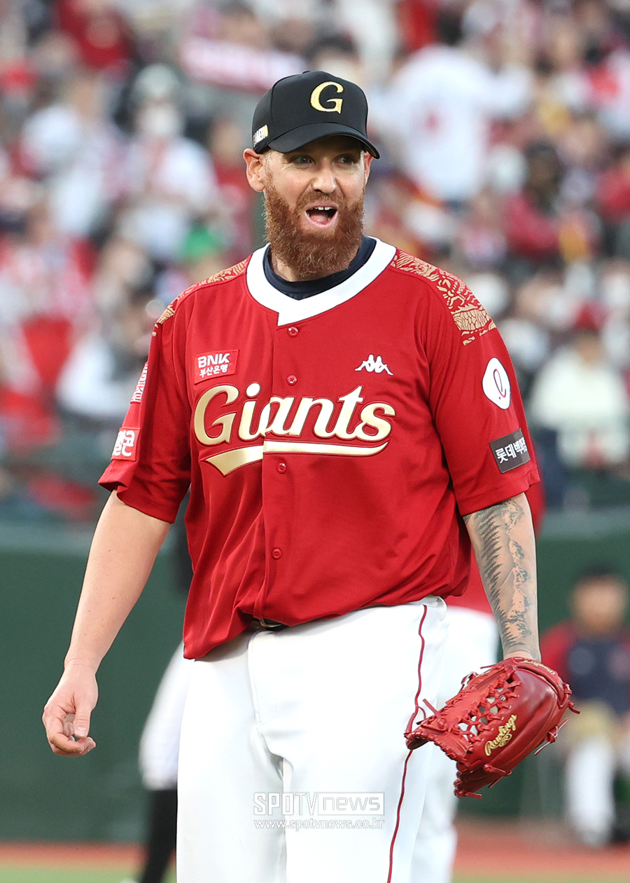 [포토S] 이대호 호수비에 깜짝 놀란 스트레일리