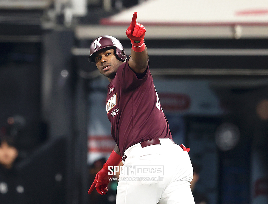 [준PO3 게임노트] ‘푸이그 4타점 폭발+마운드 호투’ 키움, kt에 완승… PO까지 1승 남았다