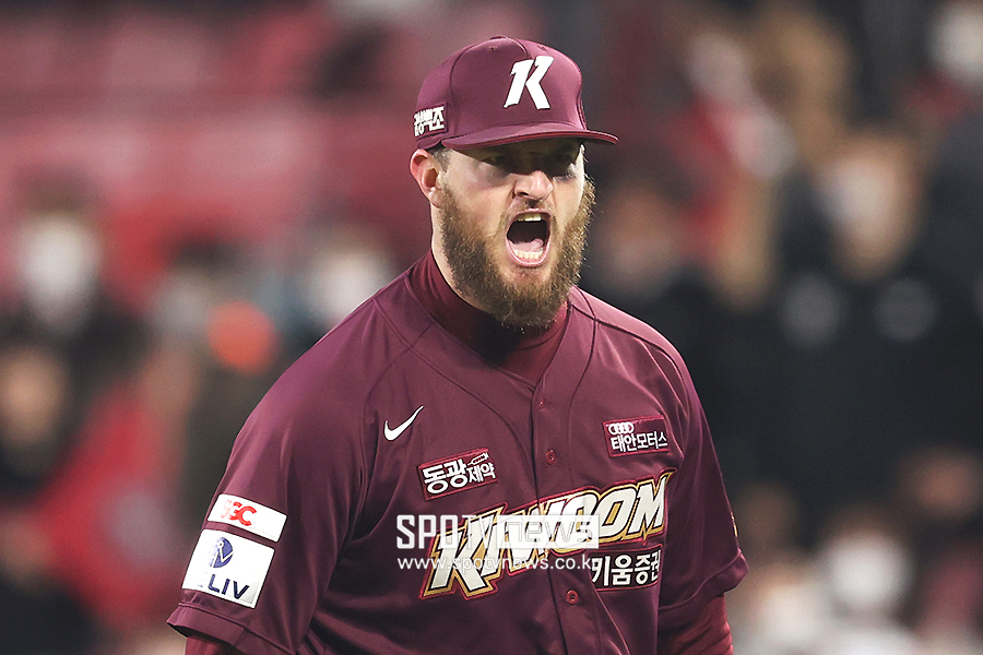 [준PO3 게임노트] ‘푸이그 4타점 폭발+마운드 호투’ 키움, kt에 완승… PO까지 1승 남았다