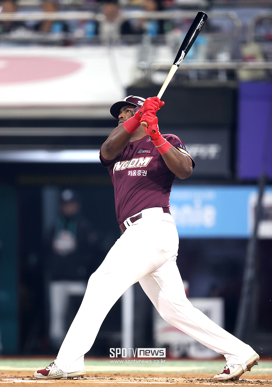 '폴더 인사 2번' 3차전 폭발한 푸이그, 팬서비스까지 완벽했다