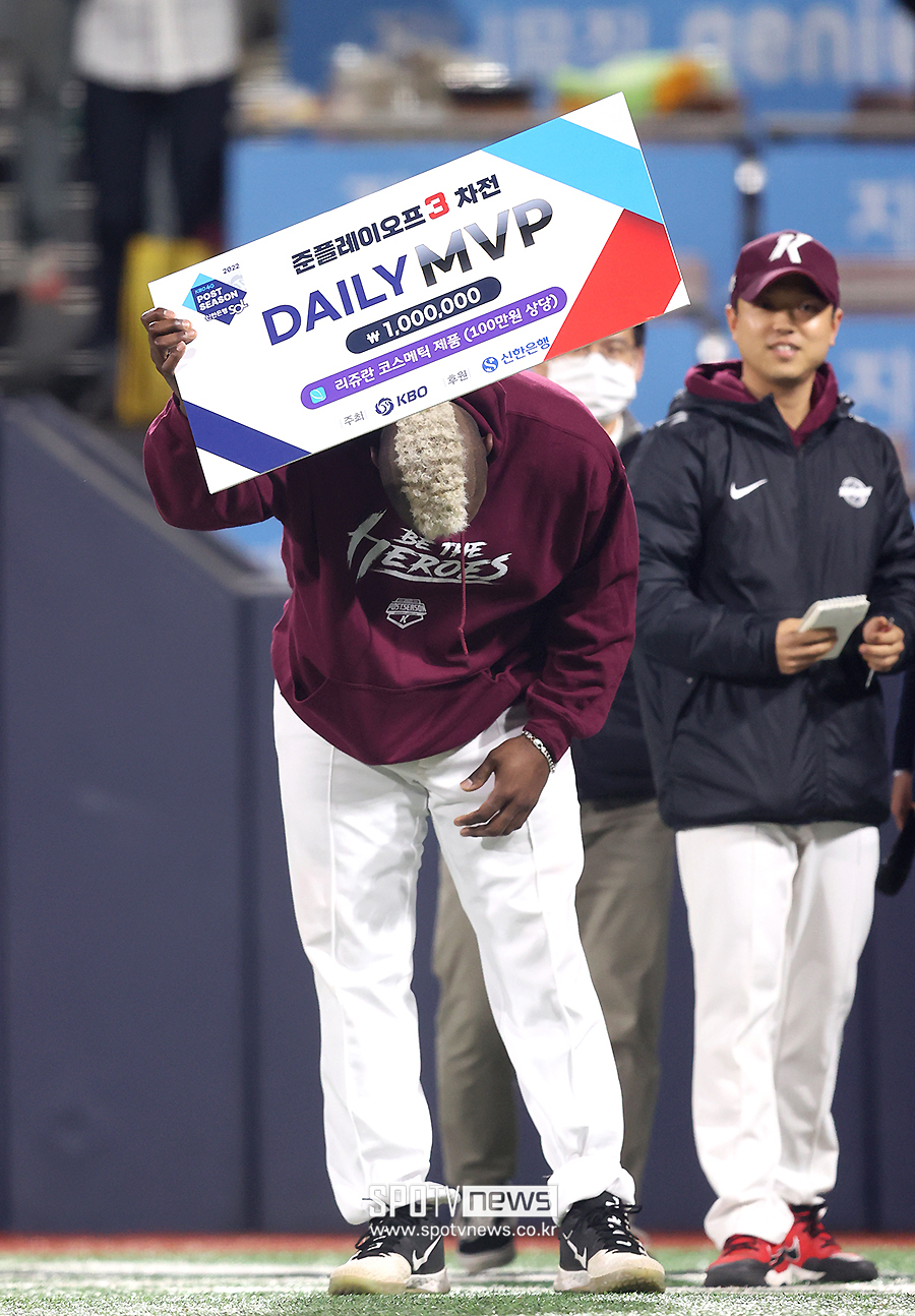 '폴더 인사 2번' 3차전 폭발한 푸이그, 팬서비스까지 완벽했다