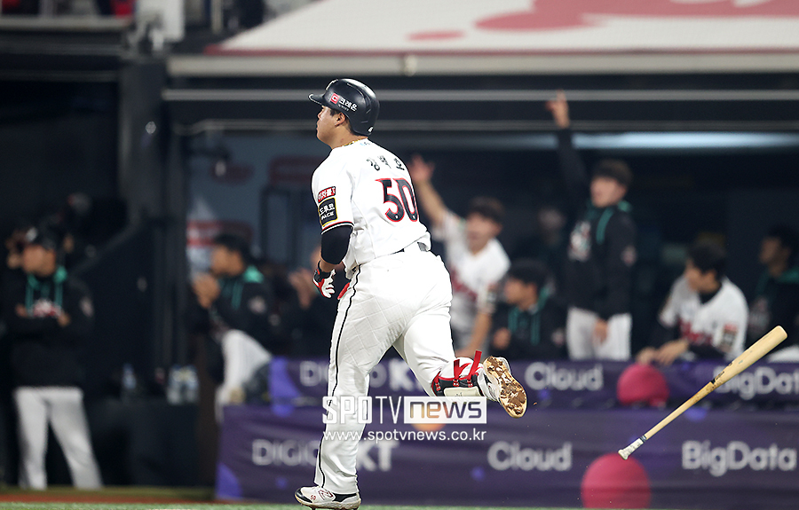[준PO4 게임노트] ‘호호’ 활짝 웃고 젊은 마법사 역투… kt, 키움에 역전승 ‘준PO 5차전행’