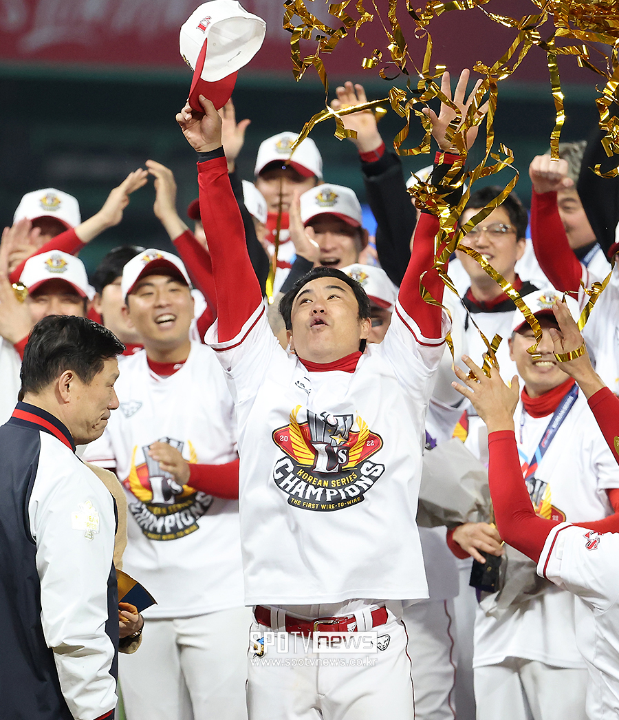 "많이 벅차오르네요"…눈물로 가득했던 KS 최고령 MVP