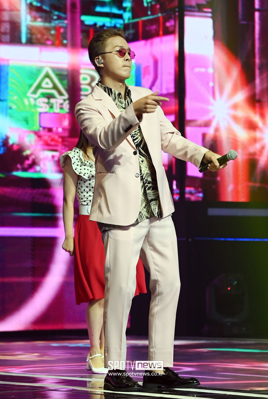 [포토]소코도모 '설운도 선배님과 무대라, 정장입었나'