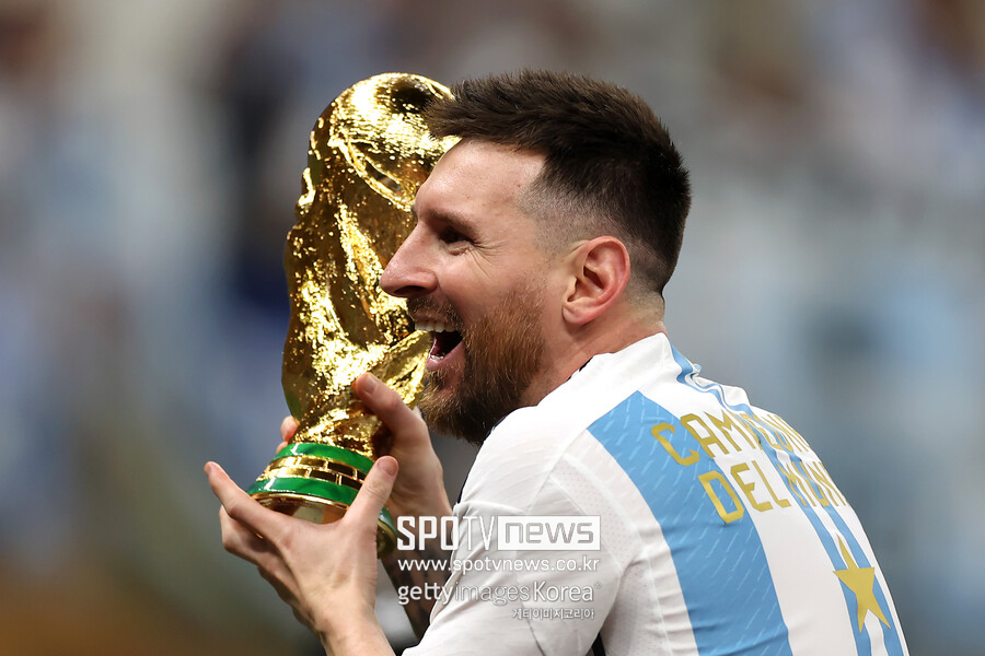 메시 2026년 한 번 더?…아르헨 감독 "자리 남겨놓겠다"
