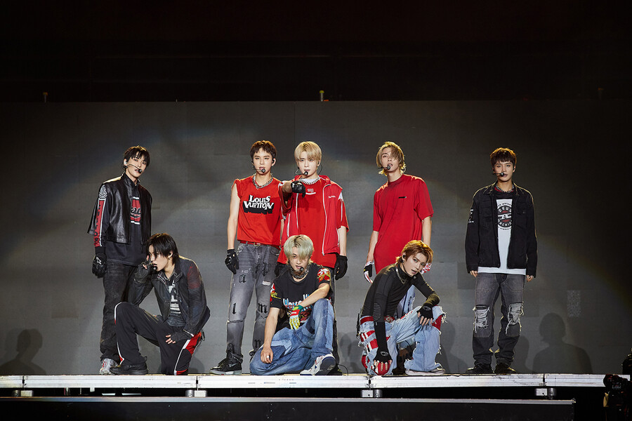 NCT127, 첫 칠레 콘서트에 남미가 '들썩'…지하철 연장 운행까지