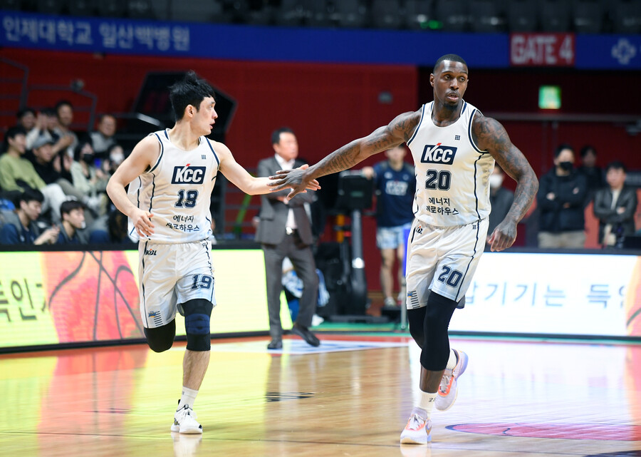 '라건아·이근휘 4Q 폭발' KCC, 캐롯 제압…한국가스공사 PO 탈락