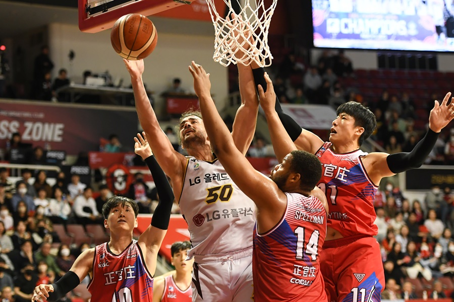 '2위' LG, '1위' KGC 잡고 우승 불씨 살렸다