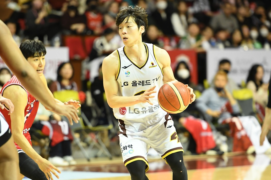 '2위' LG, '1위' KGC 잡고 우승 불씨 살렸다