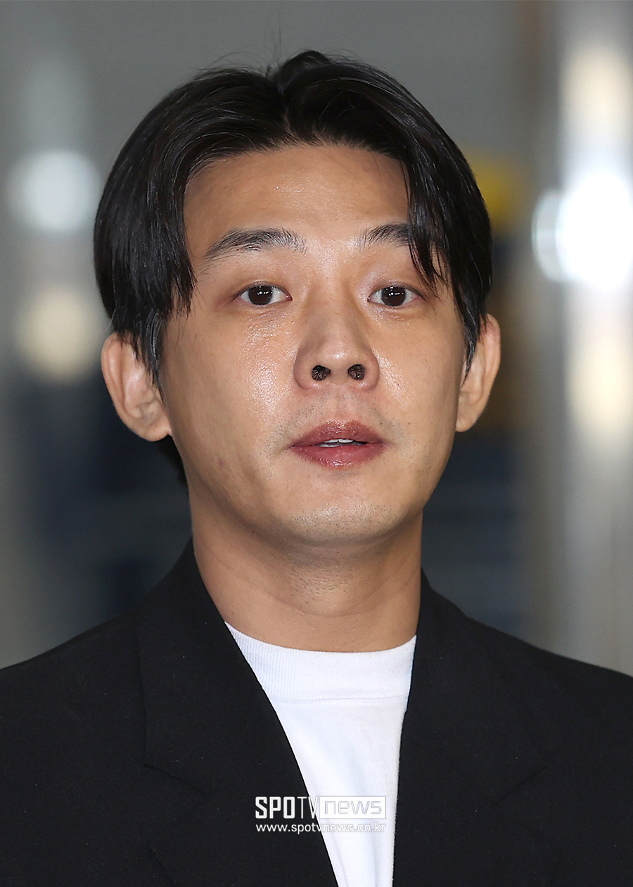 [포토S] 12시간 조사 마친 유아인, 핼쑥한 얼굴