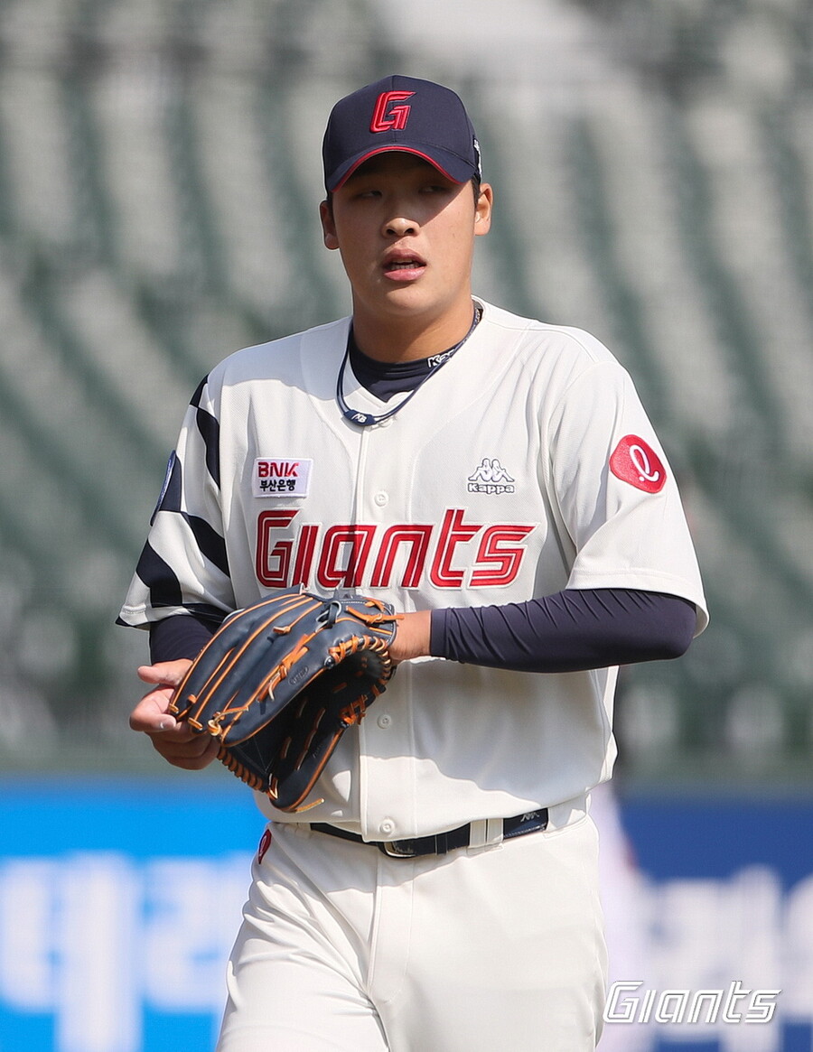 '국가대표 애니콜' 롯데에서도? 153km 유망주 부상 악재, 개막부터 과제 생겼다