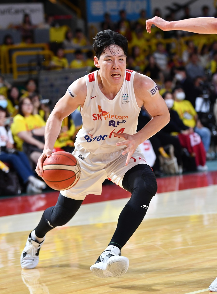 '최부경 깜짝 더블 더블' SK, LG 꺾고 4강 기선제압