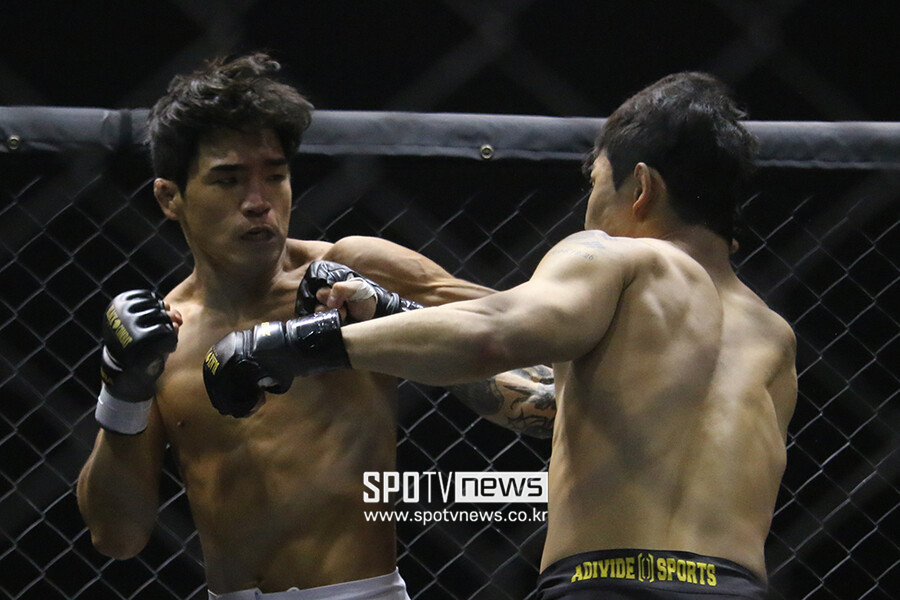 [블랙컴뱃] 신승민, 박찬수에게 1R KO승…'광녀'와 승리의 포옹