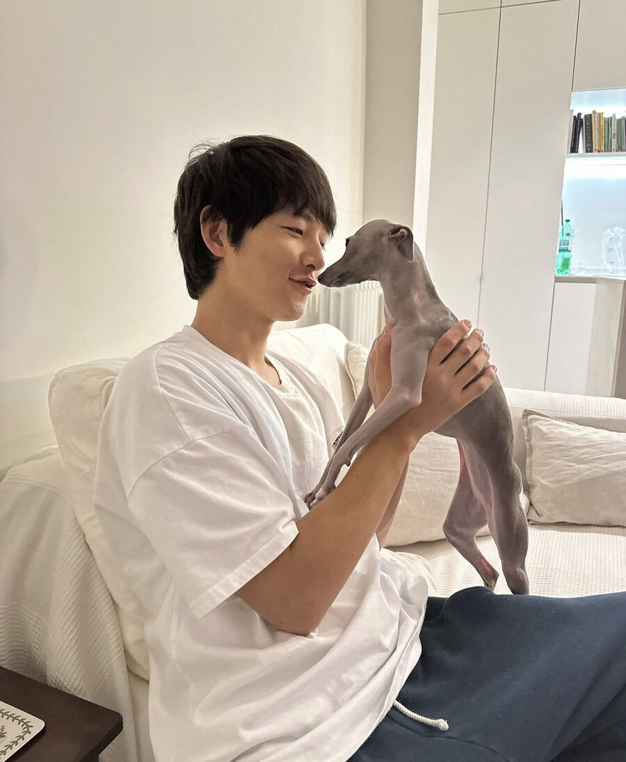 ♥케이티가 찍었나…10년 어려진듯한 송중기, 반려견 안고 '행복 미소'
