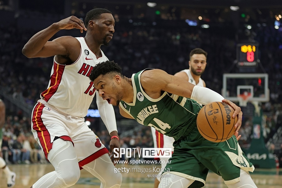 '버틀러 42득점' 마이애미 대이변 연출, 리그 1위 밀워키 꺾고 PO 2R 진출