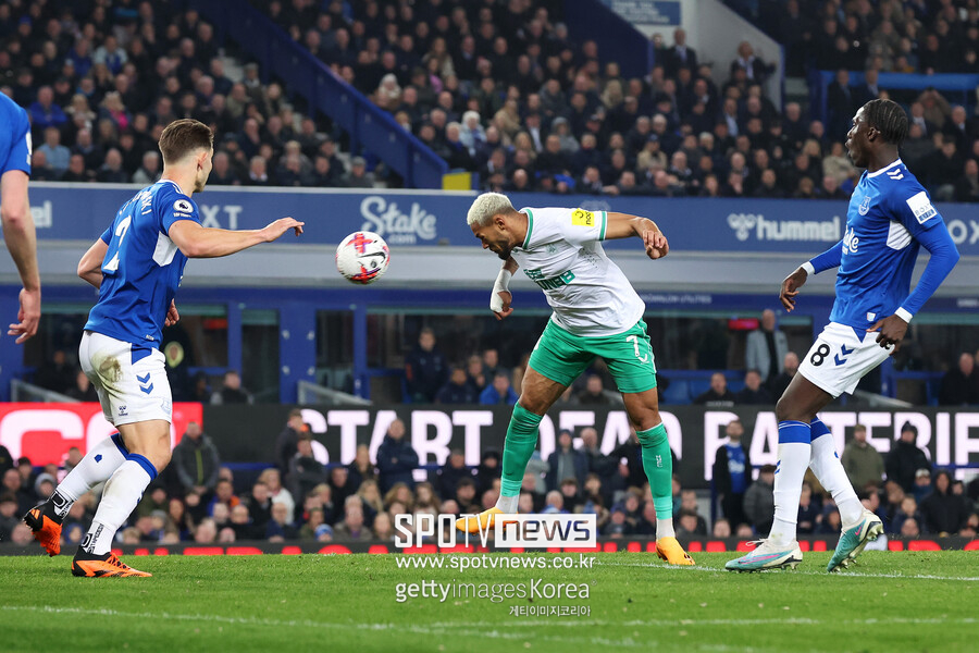 [EPL REVIEW] 2G 10골 '맨시티급' 화력, 뉴캐슬 에버턴 4-1 완파하고 단독 3위로…토트넘과 9점 차, 챔피언스리그 보인다